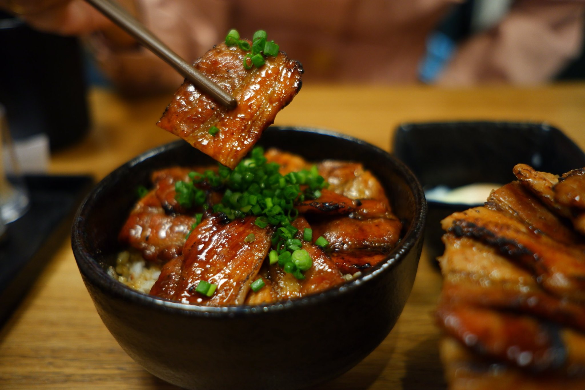 Review ข้าวหน้าหมูย่างถ่านสุดฟินย่านอารีย์ Ohachi