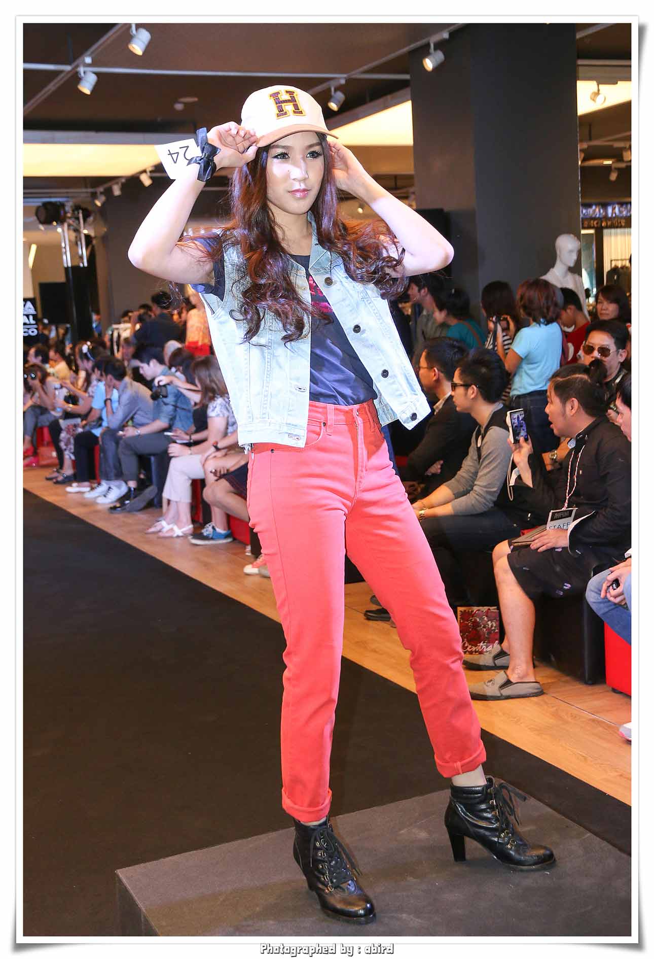 แฟชั่นโชว์ “Central Summer Fest Roadshow 2014” [ชุด Central Y Club ...