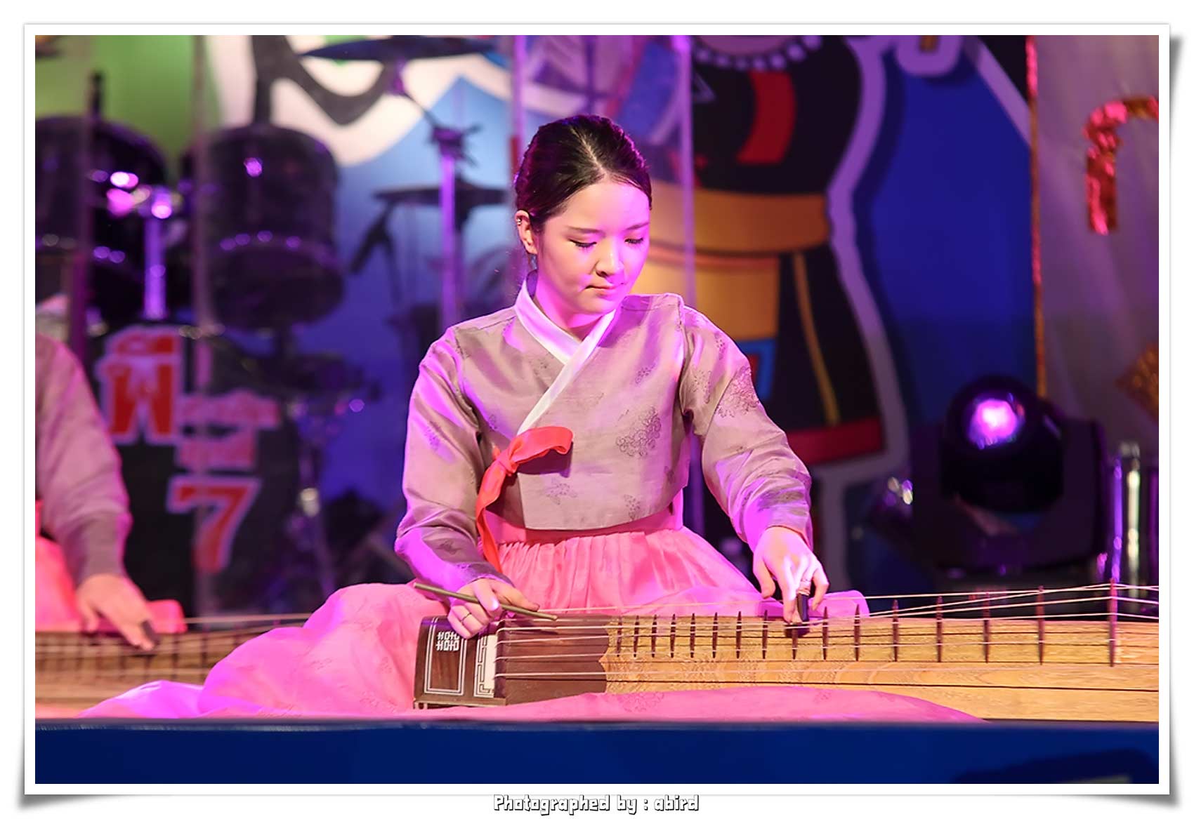 การแสดงเครื่องดนตรีพื้นบ้านเกาหลี Geomungo-โกมุนโกะ [สีสันโลก ณ ล้านนา]