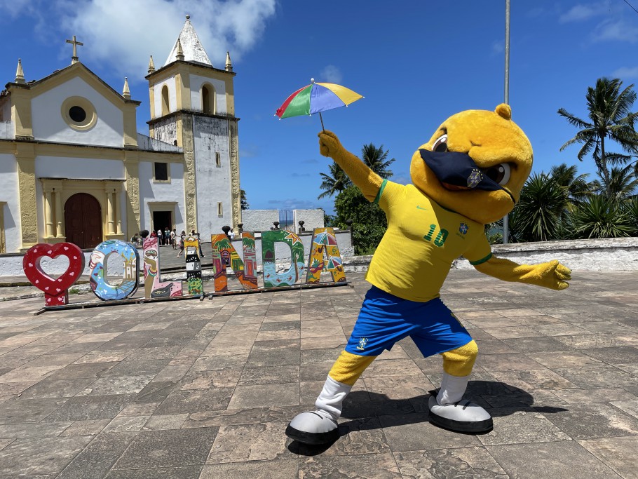 Canarinho เยี่ยมชม Recife และ Olinda ในวันที่ Brazil พบ Peru