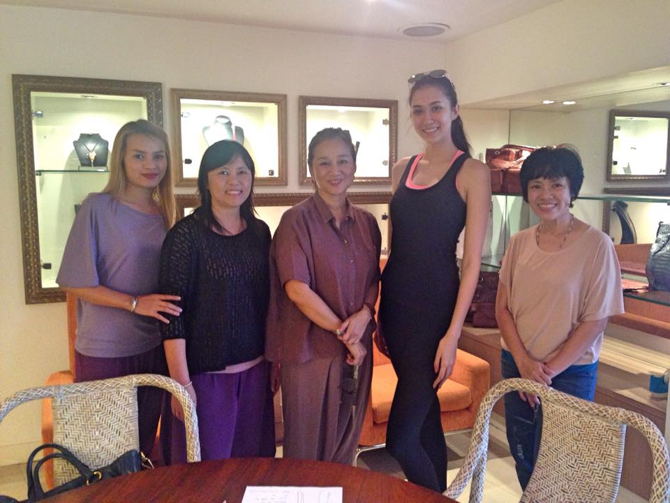 แอลลี่ พิมบงกช มาวัดตัวที่ห้องเสื้อ Noriko เพื่อตัดชุดประจำชาติ ที่จะนำ ...