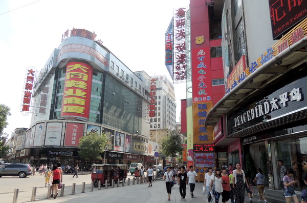 จตุรัส 27 (Erqi Square) แหล่งช็อปปิ้งกลางเมืองเจิ้งโจว (郑州:Zhengzhou)