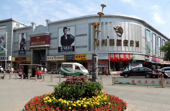จตุรัส 27 (Erqi Square) แหล่งช็อปปิ้งกลางเมืองเจิ้งโจว (郑州:Zhengzhou)