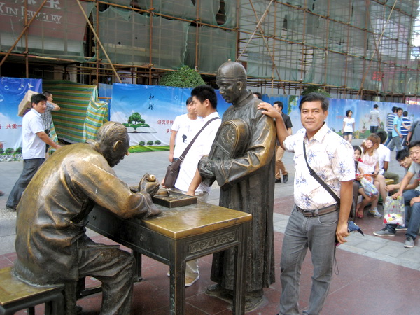 จตุรัส 27 (Erqi Square) แหล่งช็อปปิ้งกลางเมืองเจิ้งโจว (郑州:Zhengzhou)