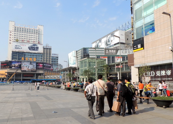 จตุรัส 27 (Erqi Square) แหล่งช็อปปิ้งกลางเมืองเจิ้งโจว (郑州:Zhengzhou)