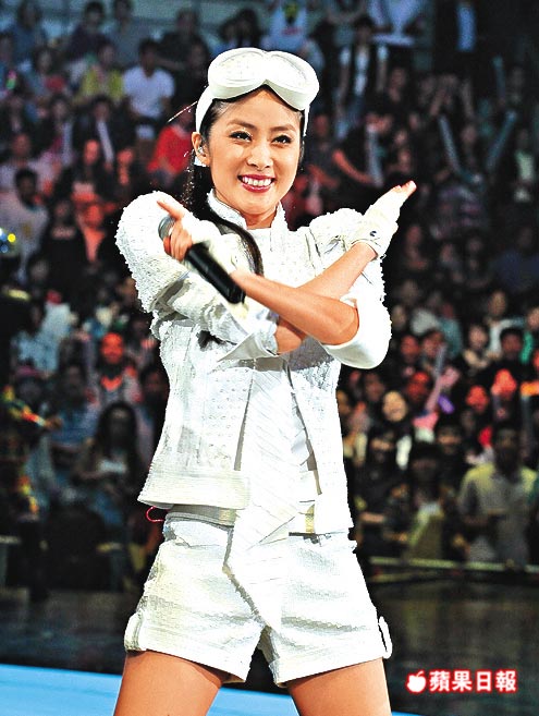 HK Weekly Vol 245 : ... สาวใหญ่ ขวัญใจแม่บ้าน ... KIKI sheung ซังเทียน ...