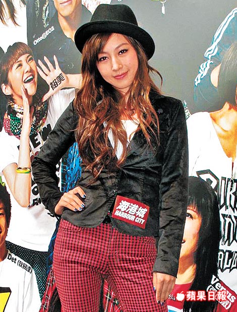 HK Weekly Vol 299 : ... แฟชั่นรับลมหนาว ของ Emme Wong หวงอี้เหวิน ...