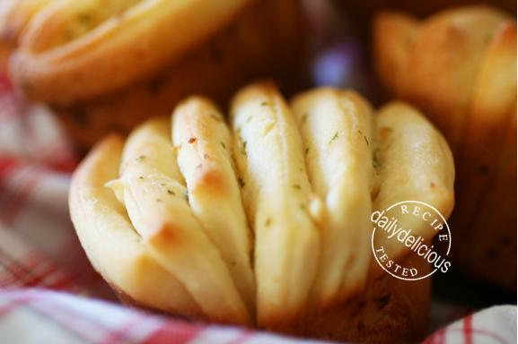 Bloggang.com : dailydelicious : - * -Garlic Butter Fan Tan Rolls ...