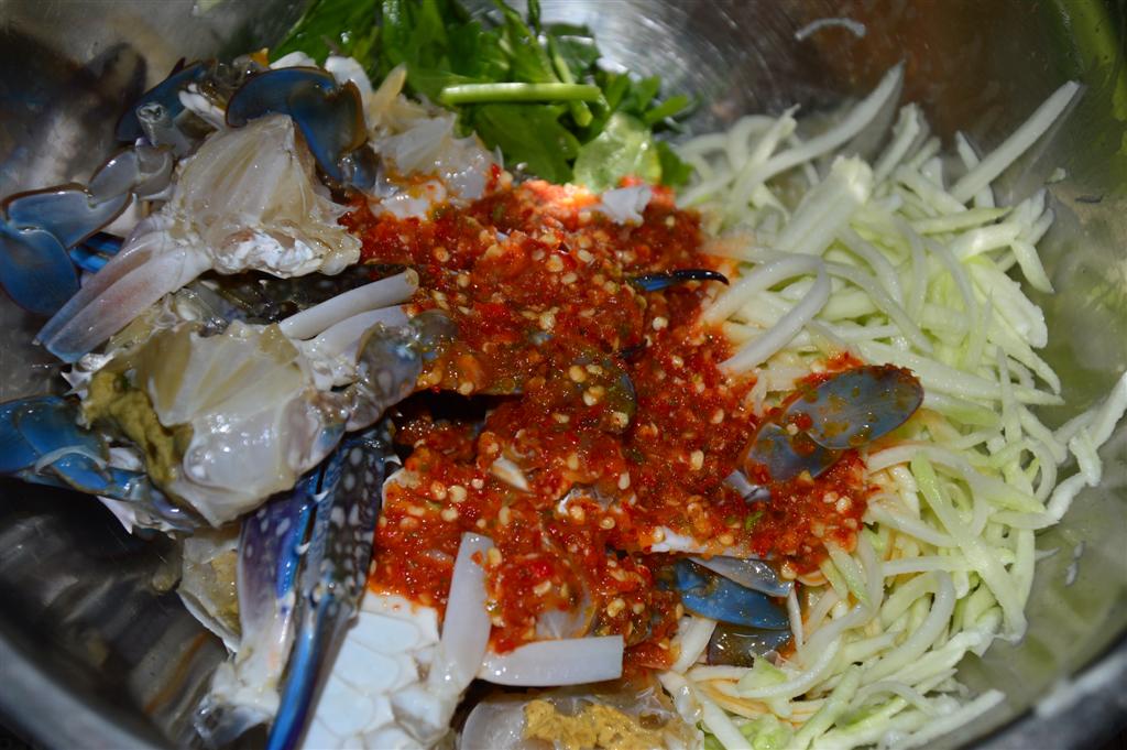 ยำปูม้า ใส่มะม่วง แก้เผ็ดด้วย อาหารย่าง เบาๆ