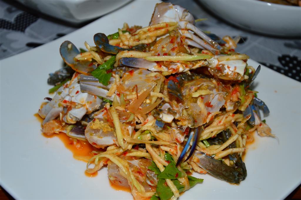 ยำปูม้า ใส่มะม่วง แก้เผ็ดด้วย อาหารย่าง เบาๆ