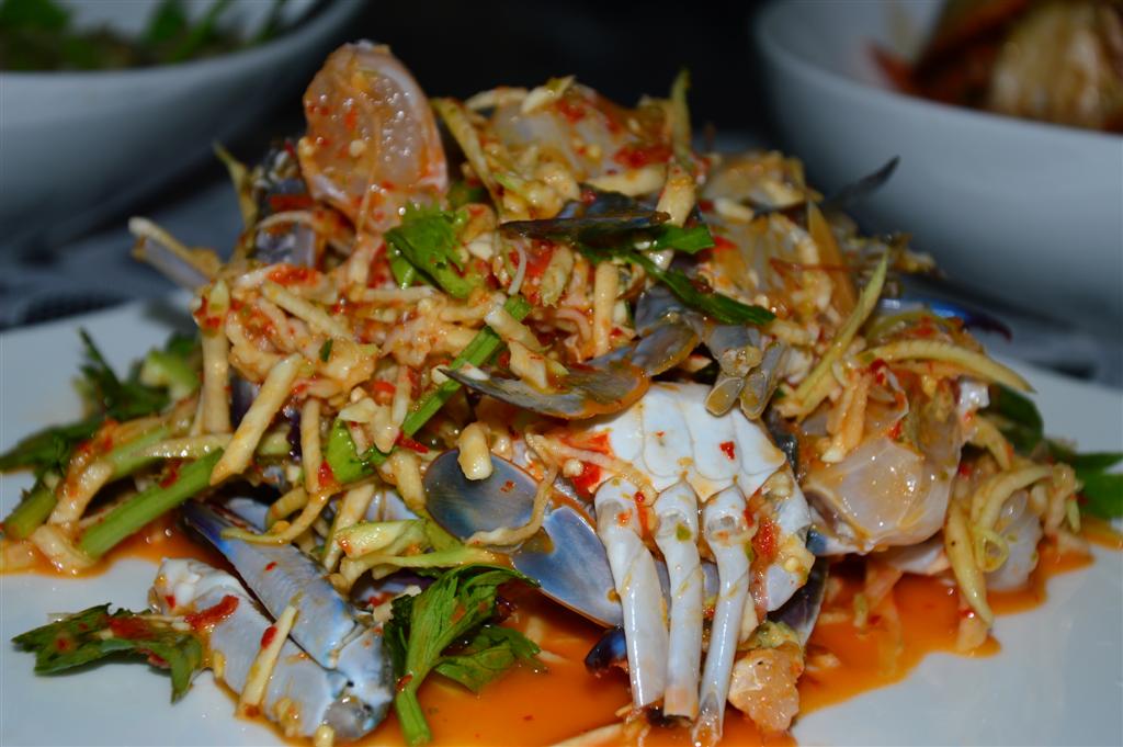 ยำปูม้า ใส่มะม่วง แก้เผ็ดด้วย อาหารย่าง เบาๆ