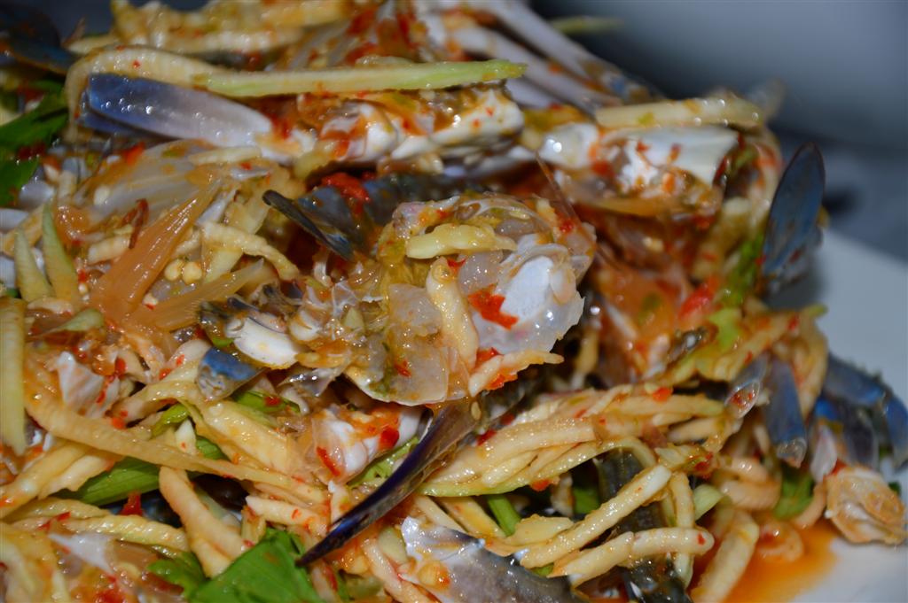 ยำปูม้า ใส่มะม่วง แก้เผ็ดด้วย อาหารย่าง เบาๆ