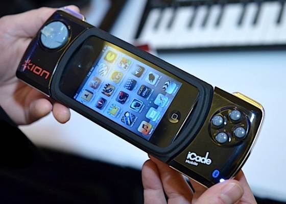 CES 2012: เปลี่ยน iPhone เป็น PSP