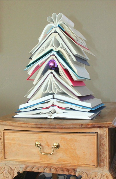 มาดูไอเดียต้นคริสต์มาสจากหนังสือกันดีกว่า^^" Christmas tree from books.