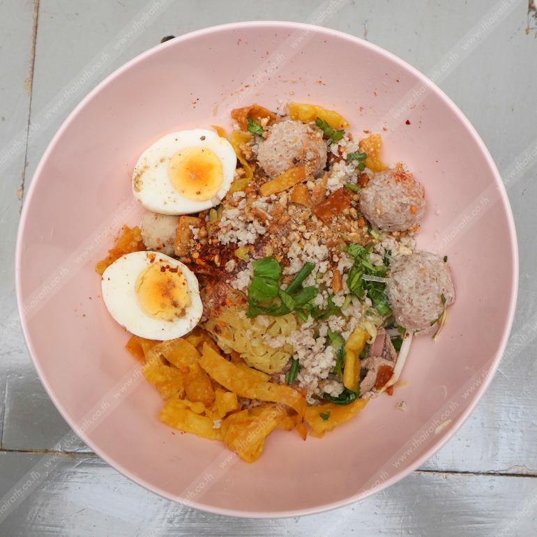 ไม่แวะเหมือนไม่ได้มาบางแสน 'ก๋วยเตี๋ยวหน้ามน' ร้านเด็ด เด็ก ม.บูรพา