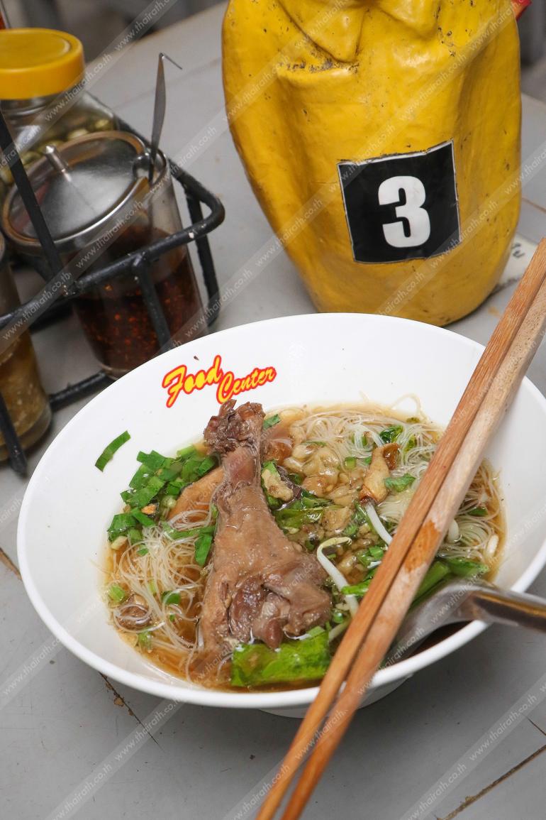 ไม่แวะเหมือนไม่ได้มาบางแสน 'ก๋วยเตี๋ยวหน้ามน' ร้านเด็ด เด็ก ม.บูรพา