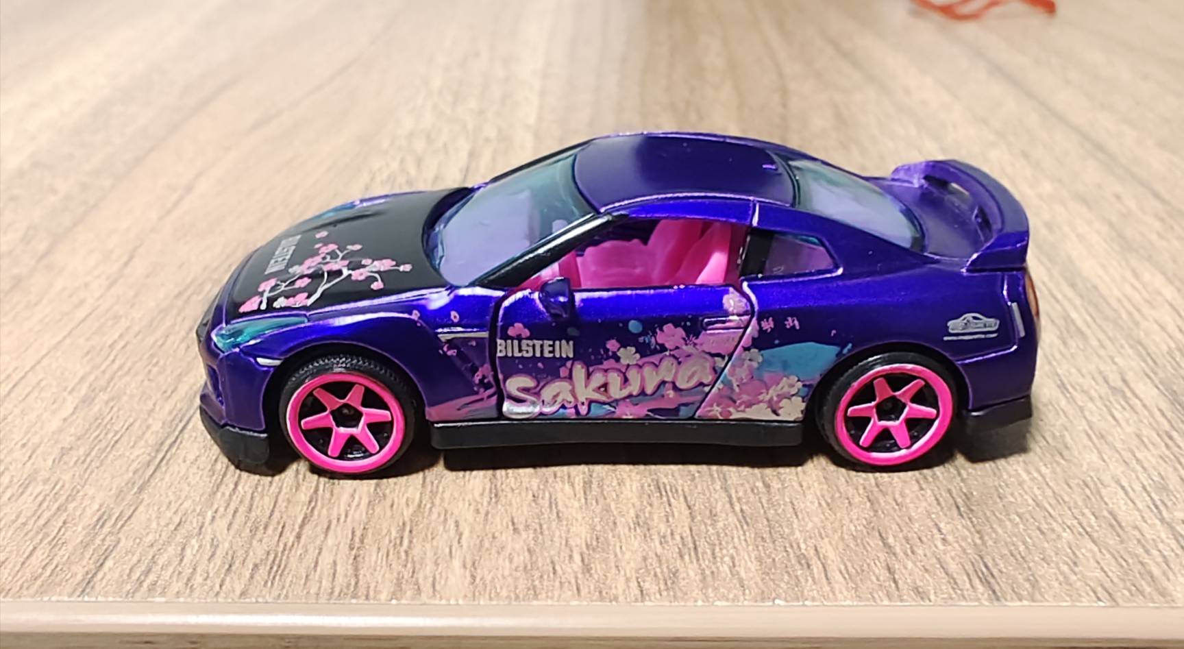Nissan GT-R R35 Sakura Blistien (Majorette)