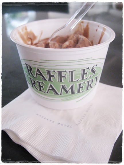 พาไปหม่ำไอติมร้านใหม่ที่โรงแรม raffles ค่ะ