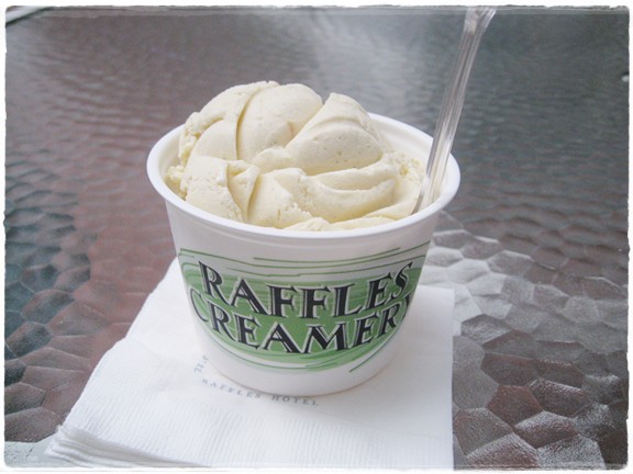 พาไปหม่ำไอติมร้านใหม่ที่โรงแรม raffles ค่ะ