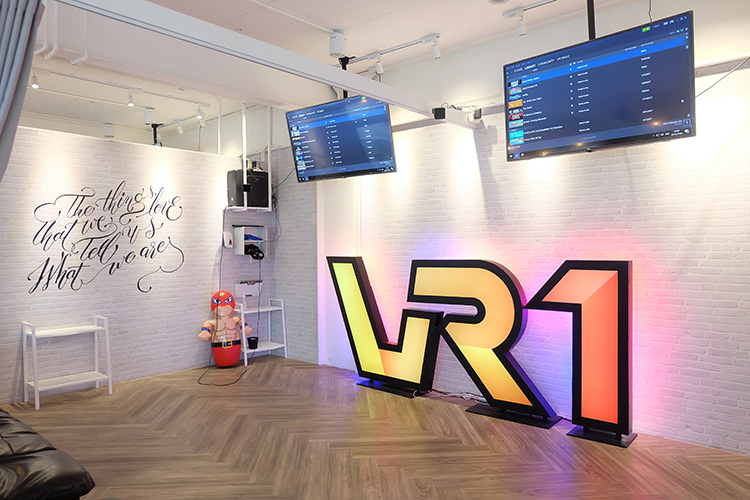 ชวนเพื่อนมาดวลกัน! รีวิว 'VR1' คาเฟ่เกม Virtual Reality ย่านทองหล่อ