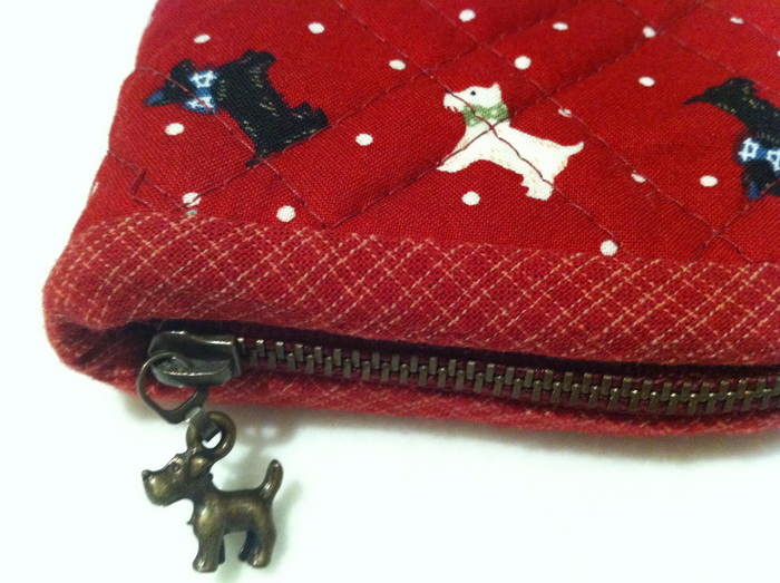 ...กระเป๋าตังค์ยาวสีแดง..แจ๊ดแจ๋...