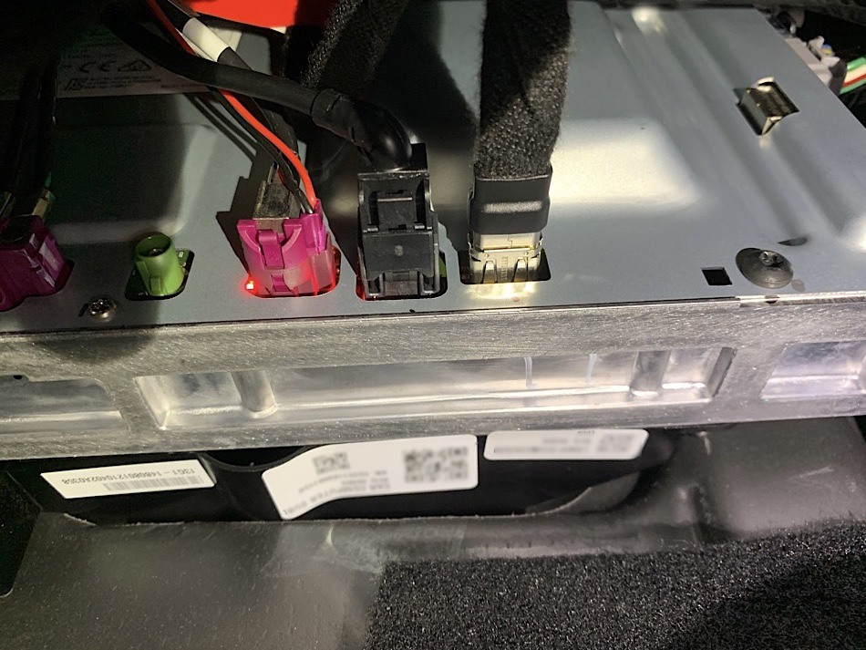 SIM card in Tesla model 3 เจอแล้วอยู่ตรงนี้