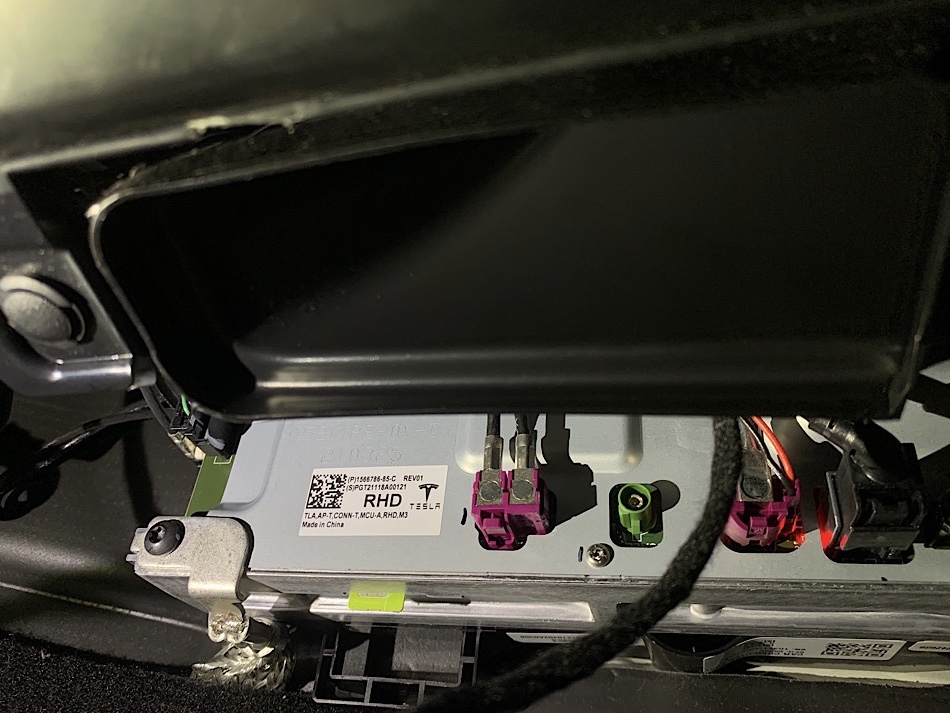 SIM card in Tesla model 3 เจอแล้วอยู่ตรงนี้