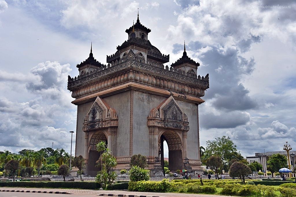 วัดสีสะเกด วัดสีเมือง พักที่ Patuxay Place