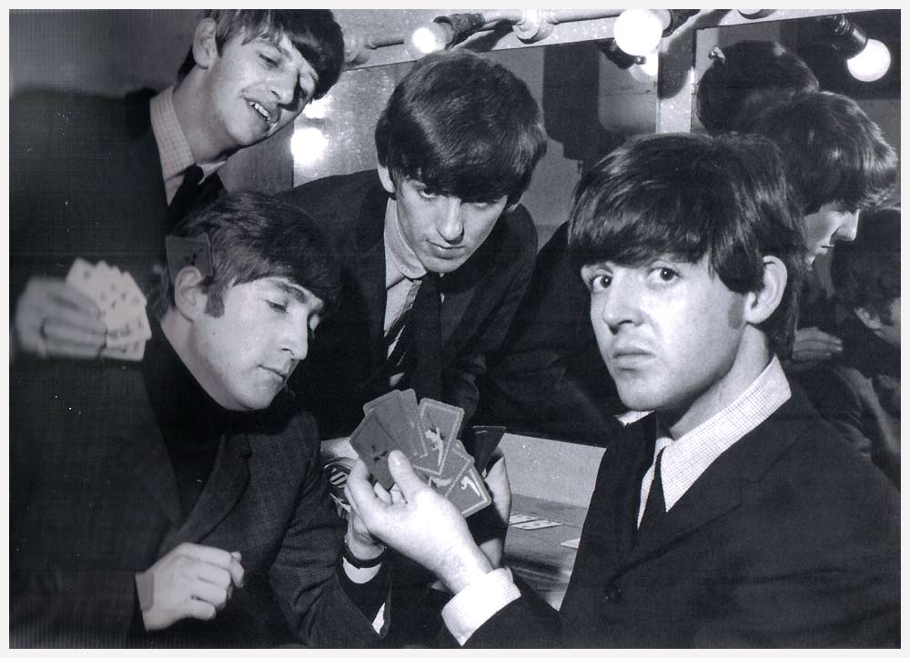 Beatles Photo 26 November 1963 จอห์นซ่อนไพ่.....