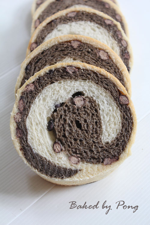 Bloggang.com : Baked by PonG : Black sesame cream & black bean bread mesh