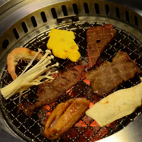 อิจิโร่ บุฟเฟ่ต์ปิ้งย่างสุดคุ้ม หอมกรุ่นบนเตาถ่าน