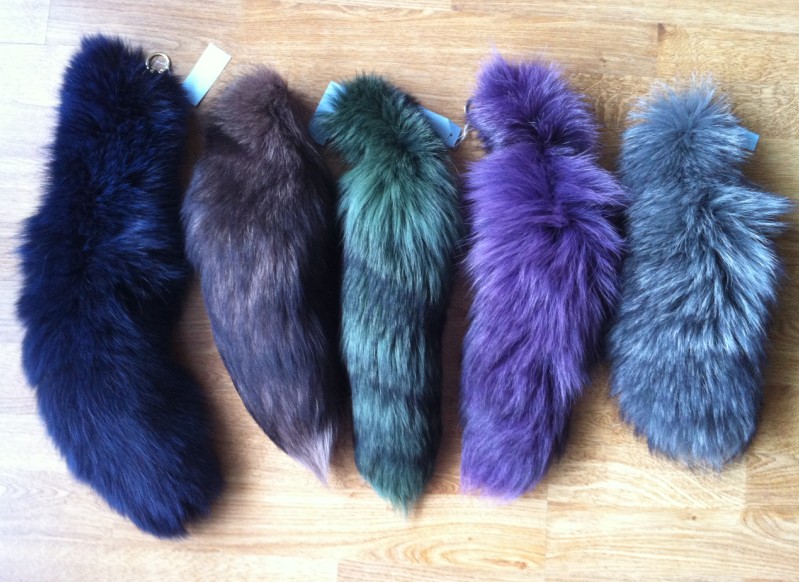 เปิดกล่อง --- เพิ่มความน่าสนใจให้กระเป๋าด้วย Fox Fur keychain หลากสี