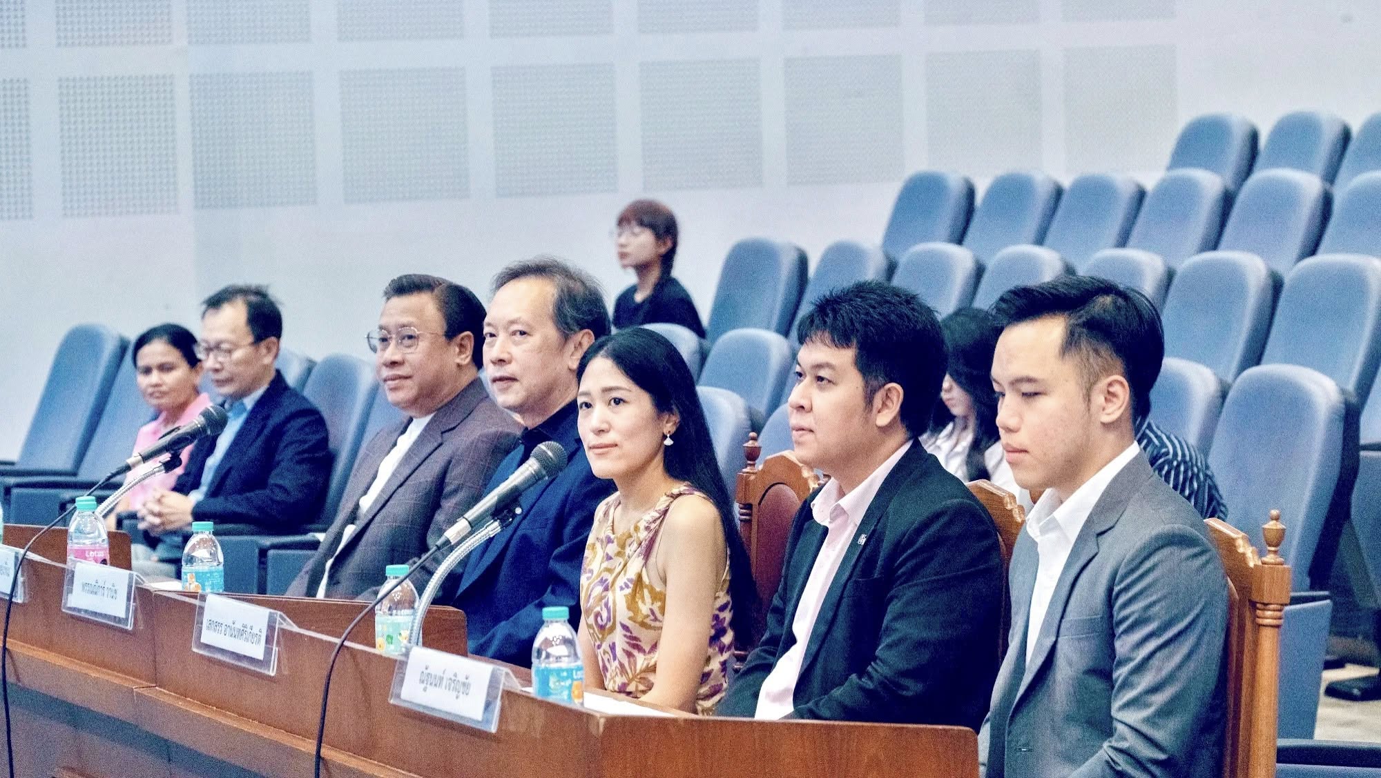 เป็นกรรมการโต้วาทีระดับมัธยมปลายรอบชิงชนะเลิศ ที่คณะรัฐศาสตร์ จุฬาฯ ...