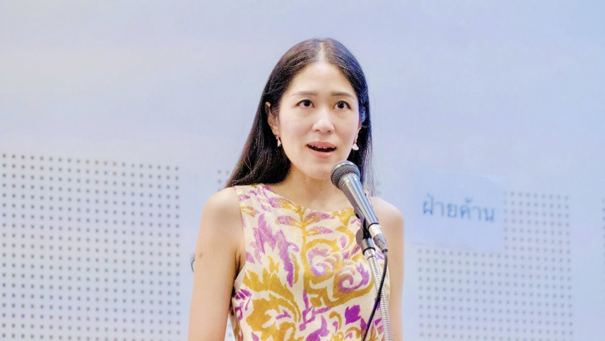 เป็นกรรมการโต้วาทีระดับมัธยมปลายรอบชิงชนะเลิศ ที่คณะรัฐศาสตร์ จุฬาฯ ...