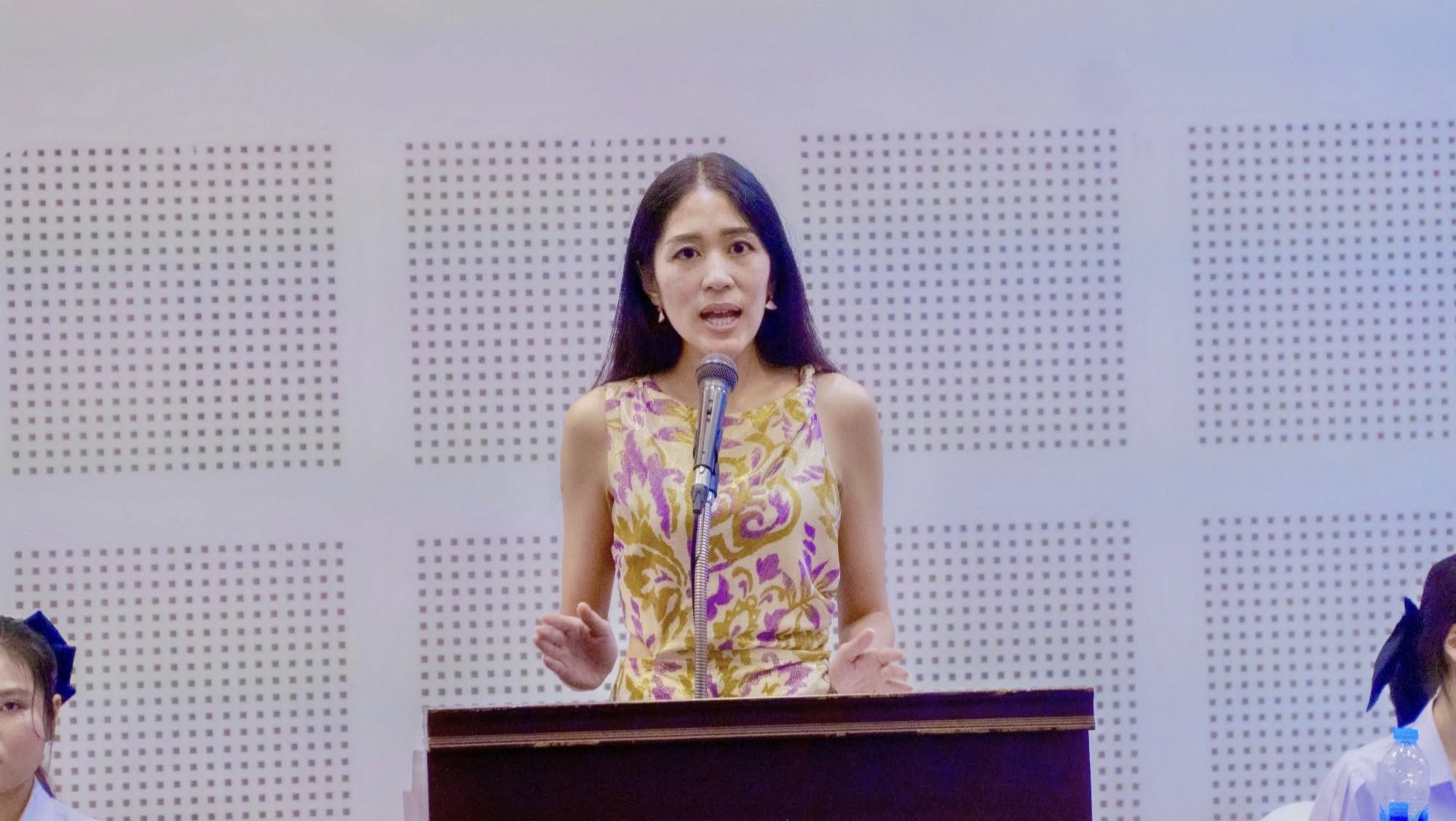 เป็นกรรมการโต้วาทีระดับมัธยมปลายรอบชิงชนะเลิศ ที่คณะรัฐศาสตร์ จุฬาฯ ...