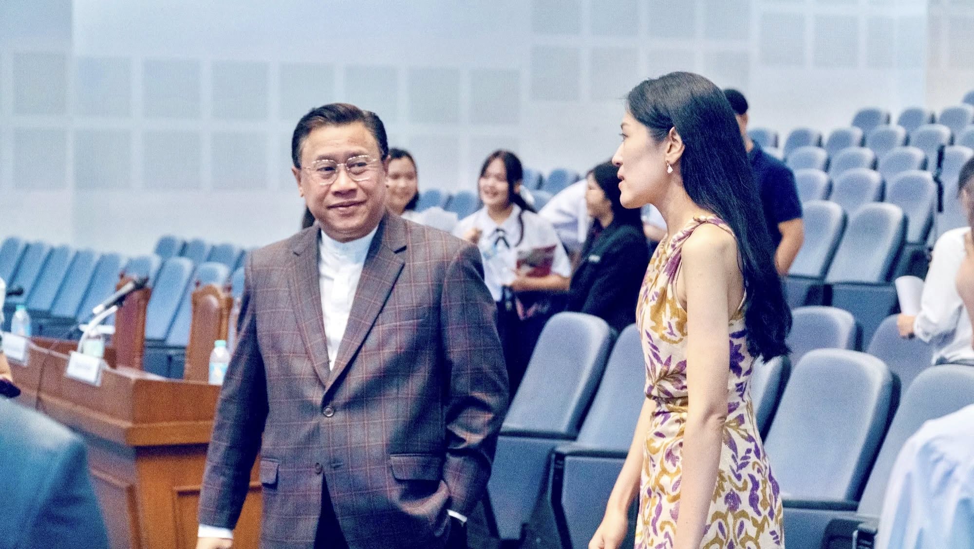 เป็นกรรมการโต้วาทีระดับมัธยมปลายรอบชิงชนะเลิศ ที่คณะรัฐศาสตร์ จุฬาฯ ...