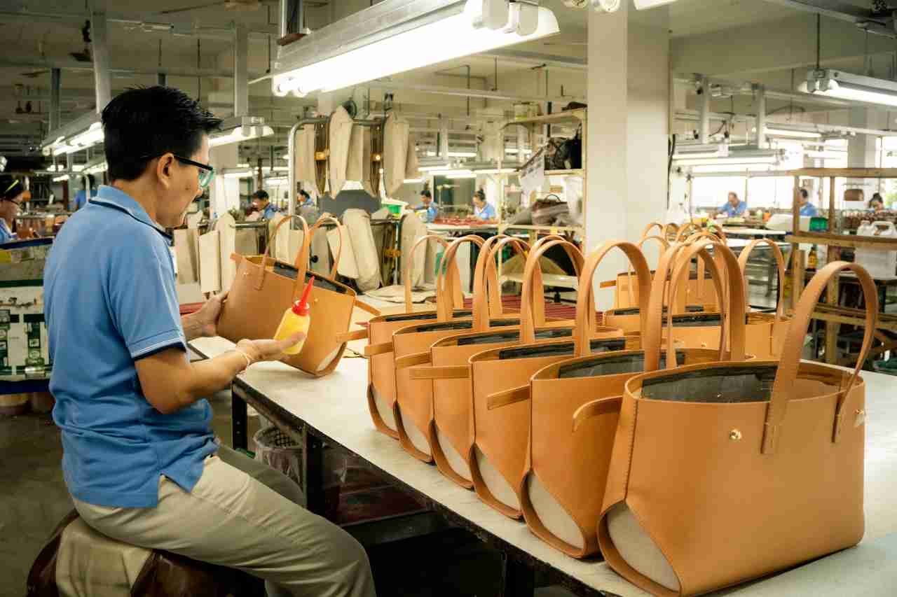 What leather should you choose from a genuine leather bag factory?