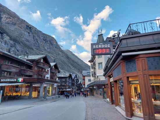 Hotel Alpina Zermatt Switzerland โรงแรมเล็กกลางZermatt ใกล้สะพานชมวิว ...