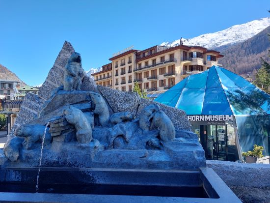 Hotel Alpina Zermatt Switzerland โรงแรมเล็กกลางZermatt ใกล้สะพานชมวิว ...