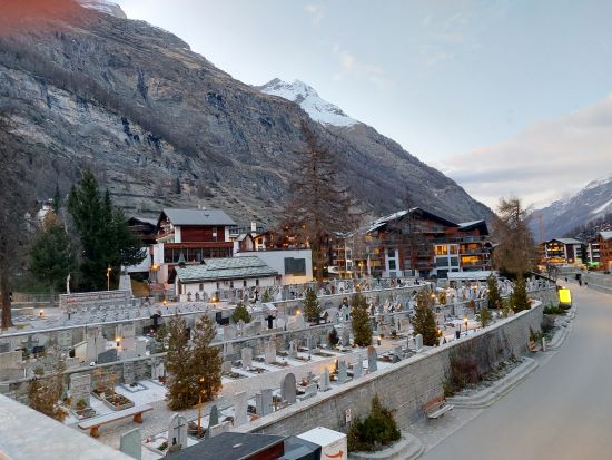 Hotel Alpina Zermatt Switzerland โรงแรมเล็กกลางZermatt ใกล้สะพานชมวิว ...