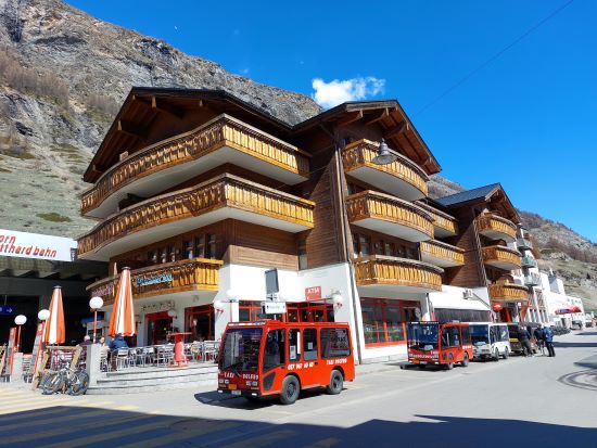 Hotel Alpina Zermatt Switzerland โรงแรมเล็กกลางZermatt ใกล้สะพานชมวิว ...